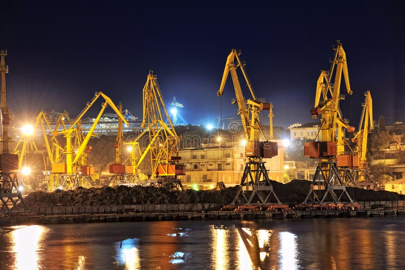 Vue Nocturne Du Port Industriel Image stock - Image du fret, maritime ...