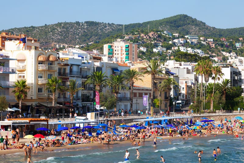 Vue de plage de Sitges photo éditorial. Image du bikini - 37598146
