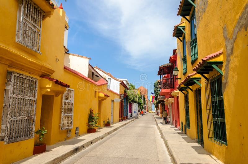 Homme Mexicain Passant Par Les Bâtiments Colorés Dans La Rue De Zocalo ...