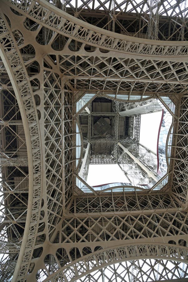 Tour Eiffel, Vue De Dessous, Paris Photo stock - Image du paris ... Tour Eiffel, Vue De Dessous, Paris Photo stock - Image du paris ...
