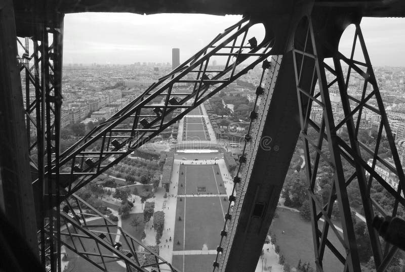 Vue De Tour Eiffel De Paris Par Des Poutres Noires Et Blanches Image ... Vue De Tour Eiffel De Paris Par Des Poutres Noires Et Blanches Image ...