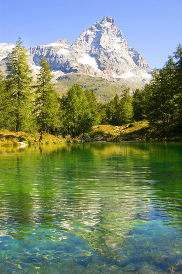 Vue De Val D'Aoste Du Lac Bleu Photo stock - Image du course, montagne ...