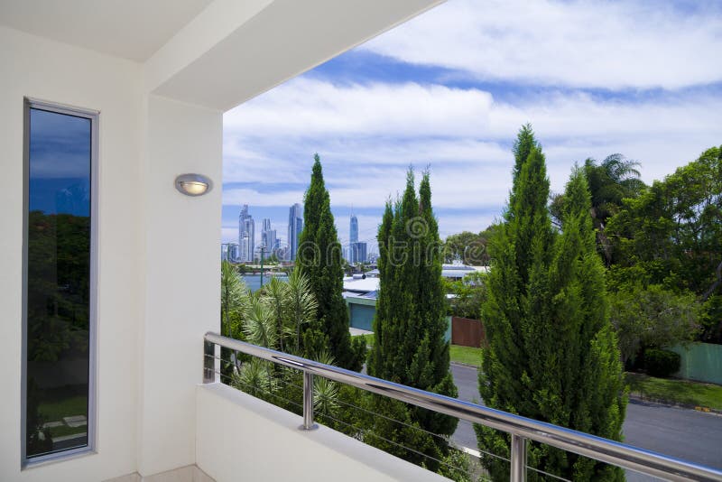 Vue de ville de balcon photo stock. Image of ciel, balcon - 23356080