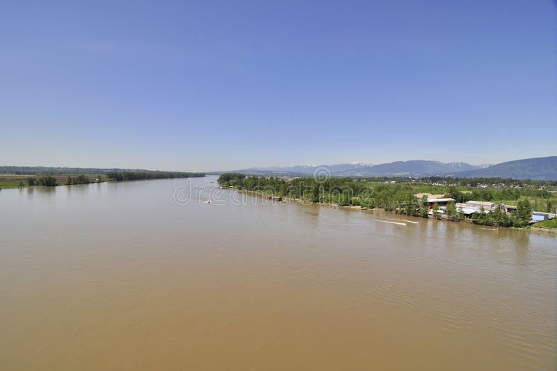 Vue Du Fleuve Fraser Dans Le Printemps Photo stock - Image du ressort ...