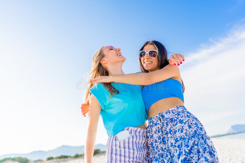 Face Basse Vue De Deux Jolies Filles Gaies Allongées Sur La Plage