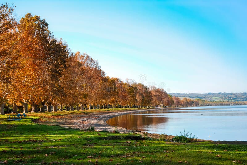 Vue De Bolsena De Lac De Montefiascone Image stock - Image du ...