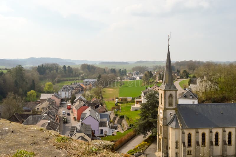 Vue du village d'Useldange photo stock. Image du construction - 98024418