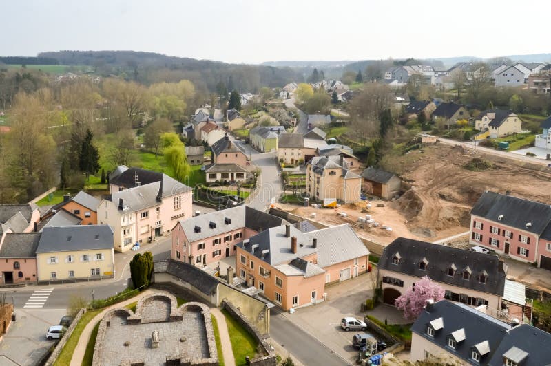 Vue du village d'Useldange photo stock. Image du construction - 98024418