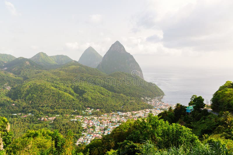 Vue Iconique Des Montagnes De Piton Photo stock - Image du paysage ...