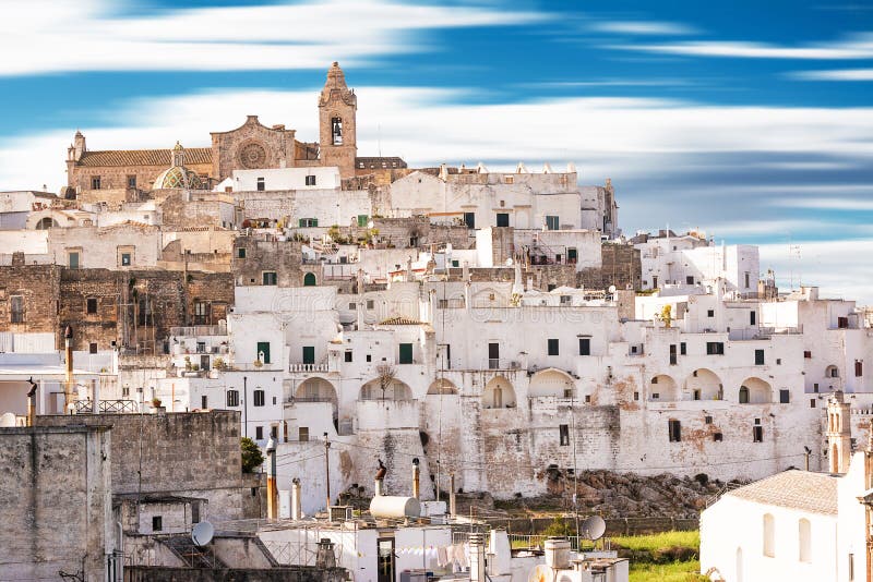 Vue Panoramique D'Ostuni. La Puglia. L'Italie. Photo stock - Image du ...