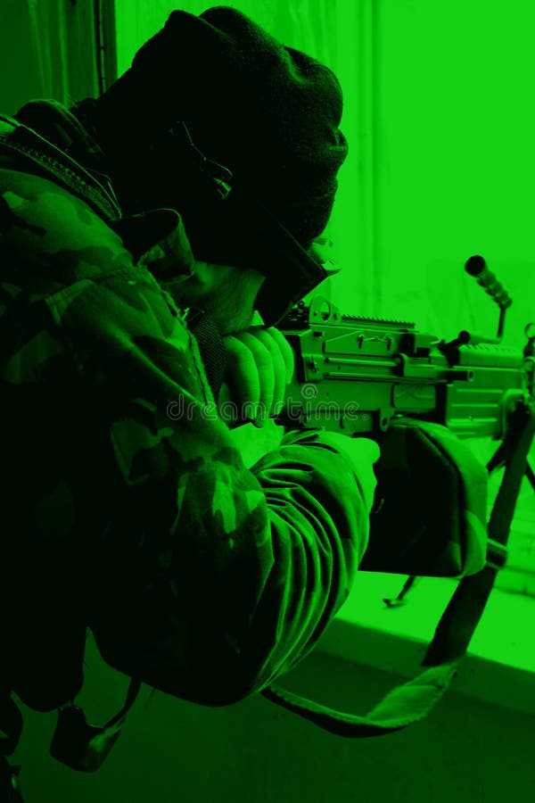 Vue Par Le Dispositif De Vision Nocturne. Exe Militaire Image stock ...