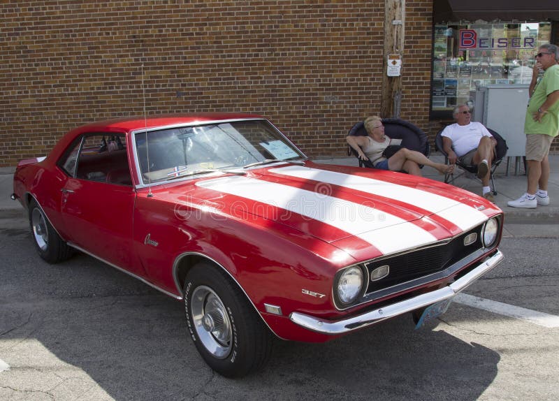 1968 Vue Rouge Et Blanche De Chevy Camaro Side Image éditorial - Image ...