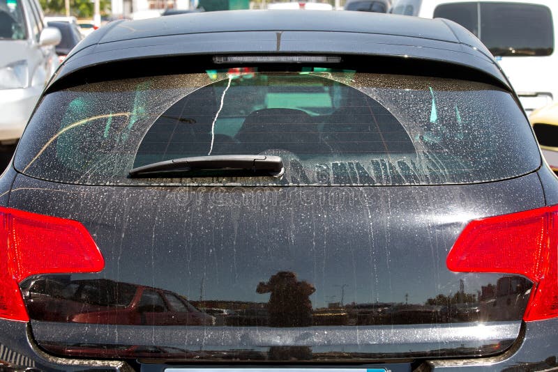 Het Vuile Achterruit Van Een Auto Stock Afbeelding - Image of achter ...