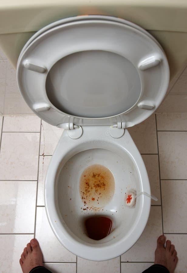 Vuil toilet stock foto. Image of bevlekt, water, toilet - 13238504