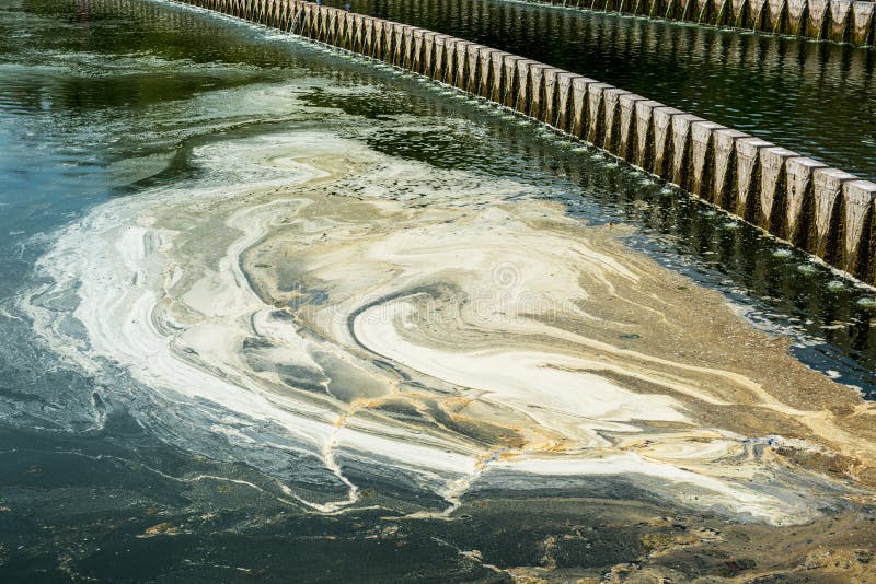 Vuil Water stock foto. Image of substantie, kanaal, schade - 43781706