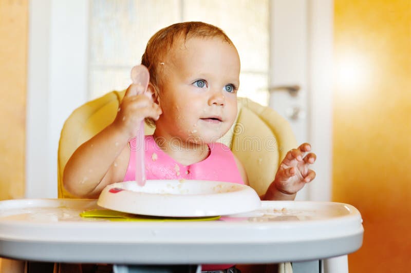 De baby eet stock foto. Image of aantrekkelijk, grappig - 117830292