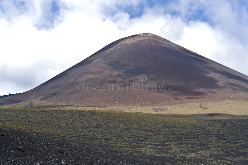 Volcano Tyatya En La Isla Kunashir, Kurily, Rusia Foto de archivo ...