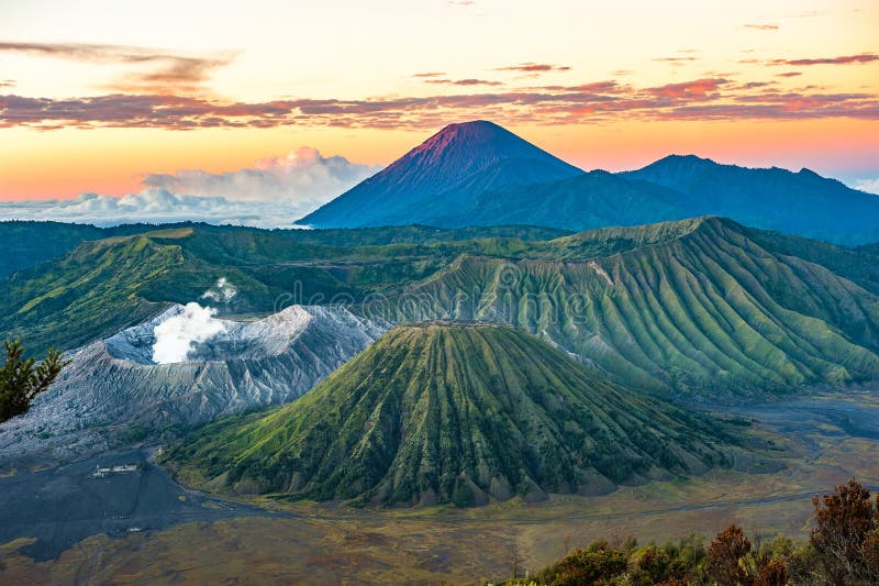 Vulcano Bromo All'alba, Isola Di Java, Indonesia Immagine Stock ...