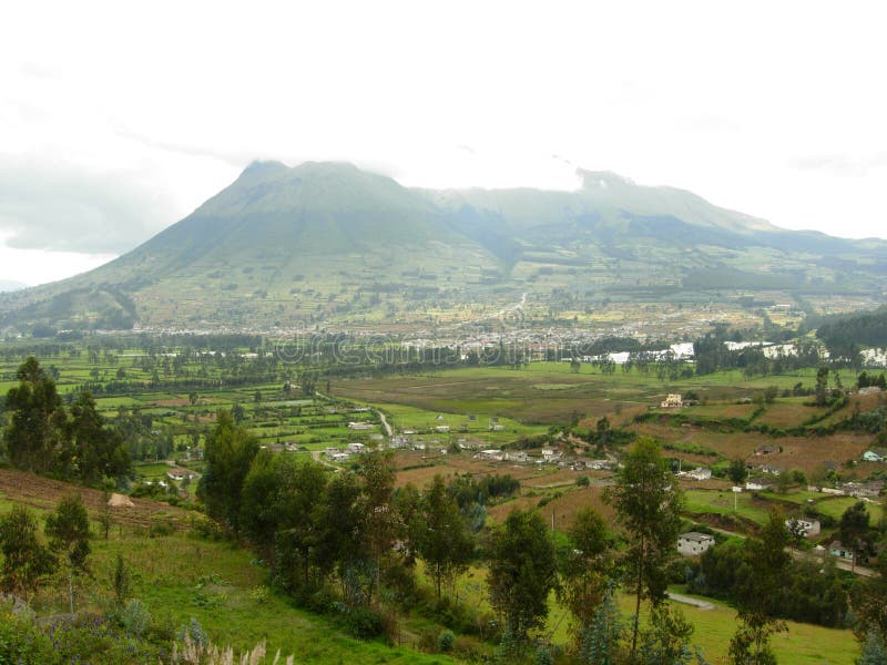 Vulcano dell'Ecuador immagine stock. Immagine di colline - 7698487