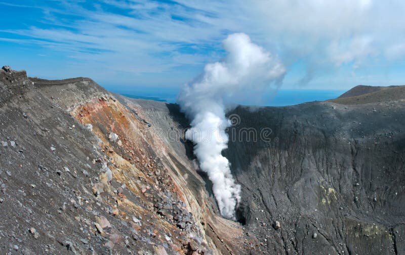 Vulcano Di Ebeko, Isola Di Paramushir, Russia Immagine Stock - Immagine ...