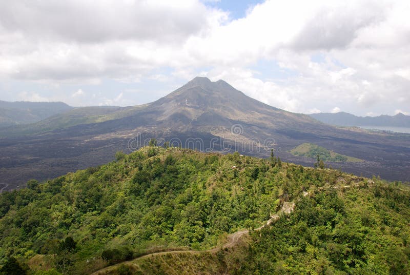 Vulkan auf Insel von Bali stockfoto. Bild von vulkanisch - 18230794