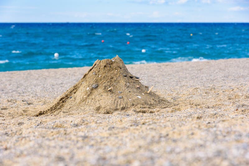 Vulkan Gemacht Vom Sand Auf Dem Strand Stockfoto - Bild von idyllisch ...
