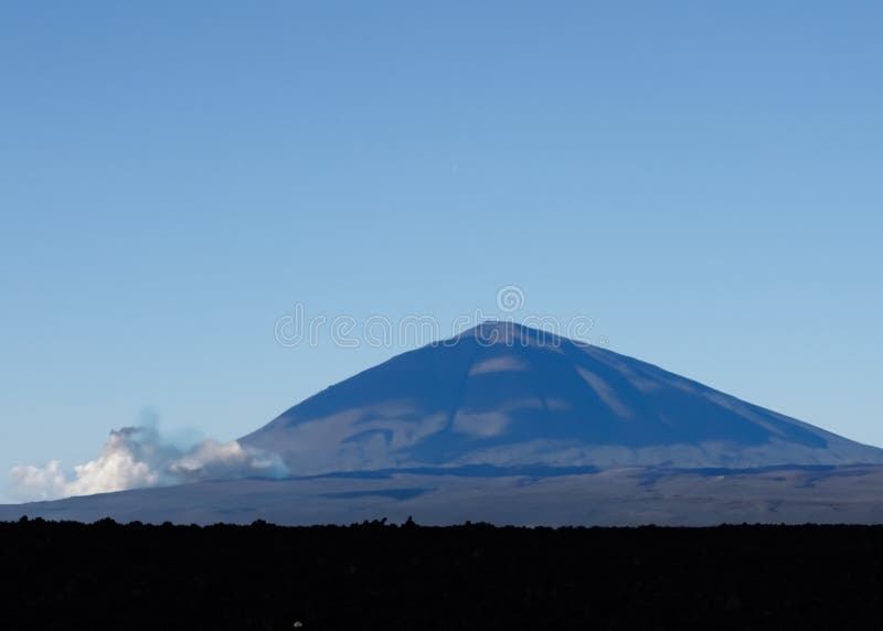 Vulkanai stock abbildung. Illustration von wind, himmel - 282247429
