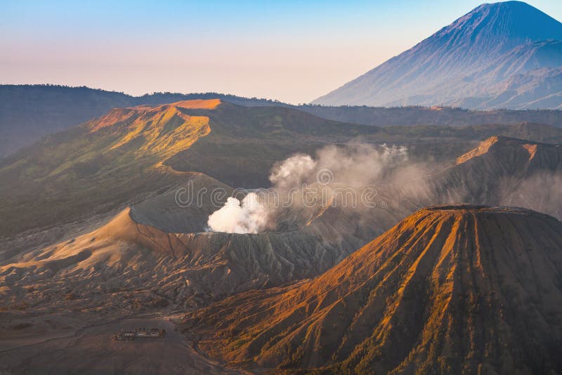 Vulkane Bromo, Batok Und Semeru, Java-Insel, Indonesien Stockfoto ...