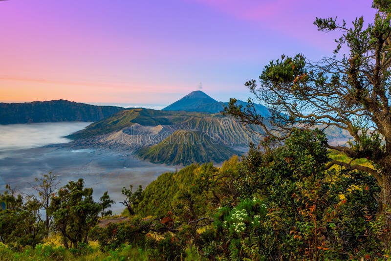 Vulkane in Nationalpark Bromo Tengger Semeru Bei Sonnenaufgang Java ...