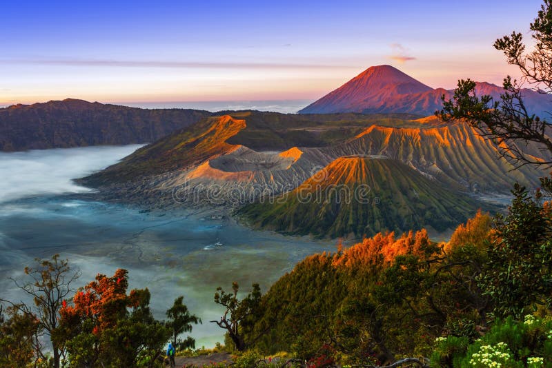 Vulkanen in Het Bromo Tengger Semeru National Park Bij Zonsopgang. Java ...