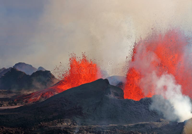 Vulkanische Eruption stockfoto. Bild von vordergrund - 48566246