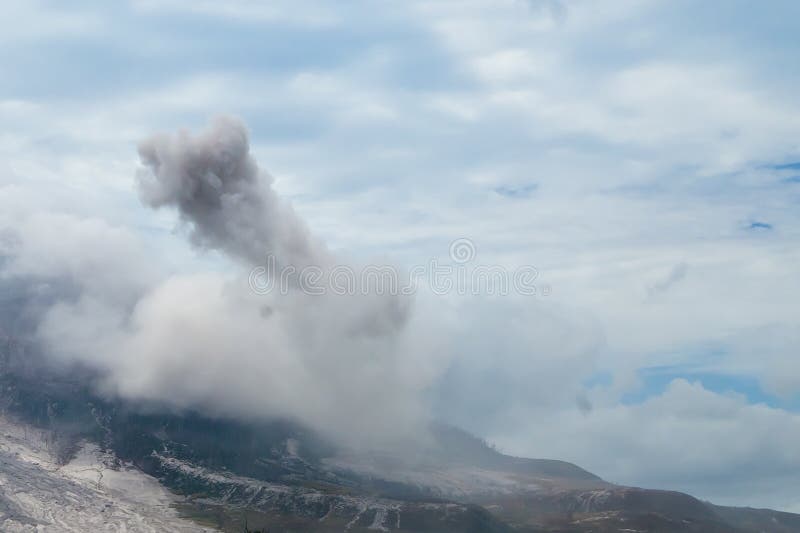 Vulkanische Eruption, Starke Explosion Von Vulcano Stockbild - Bild von ...