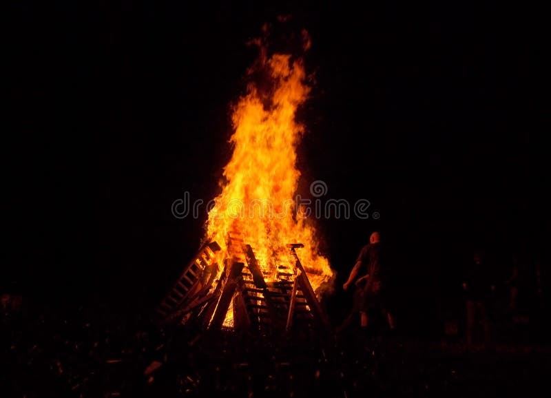 Vuur stock afbeelding. Image of kamperen, uitbarsting - 41934747