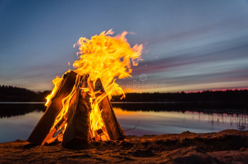Vuur op het strand stock foto. Image of hout, kampvuur - 96350122