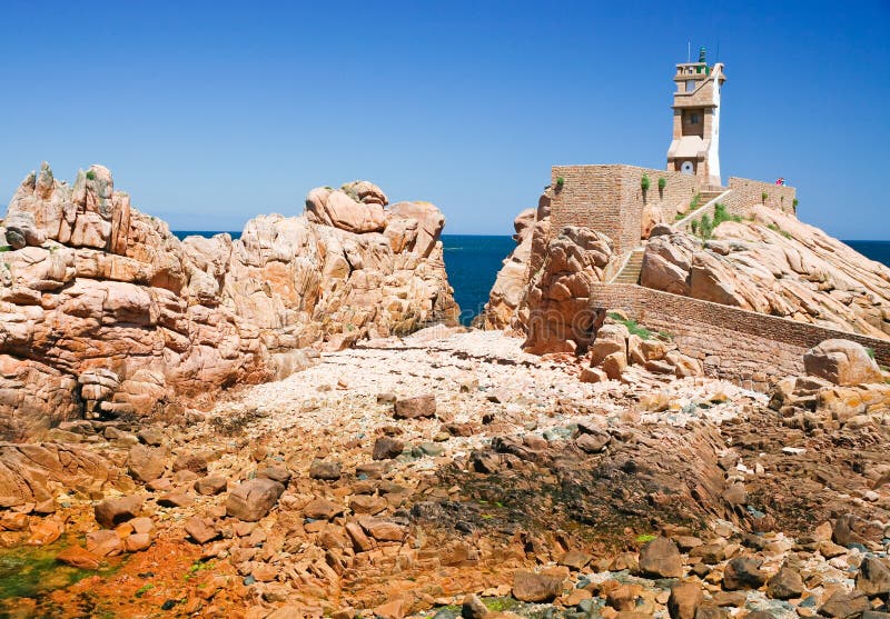 Rotsen Op Kust Van Het Graniet Van Bretagne De Roze in Frankrijk Stock ...