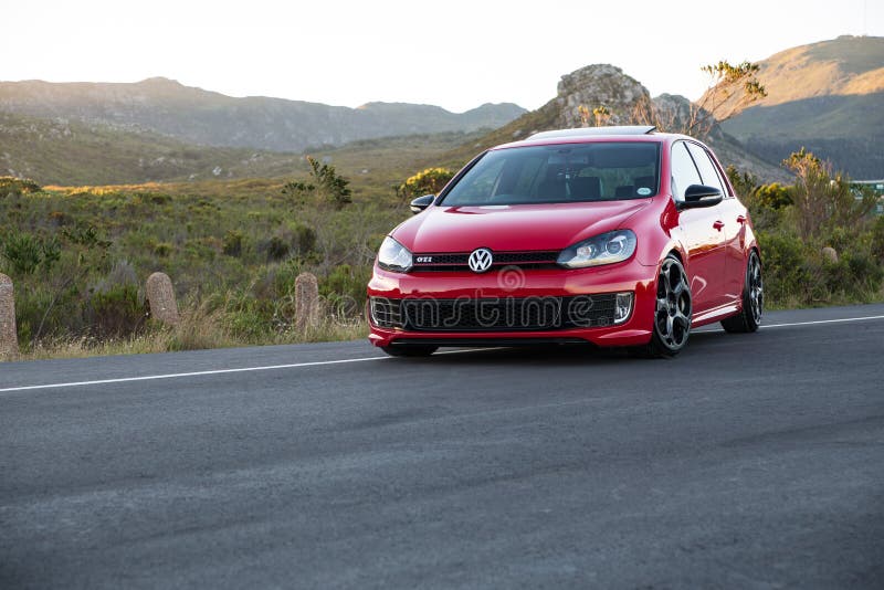 VW Golf rojo 6 Gti foto editorial. Imagen de golf, deportes - 122702966