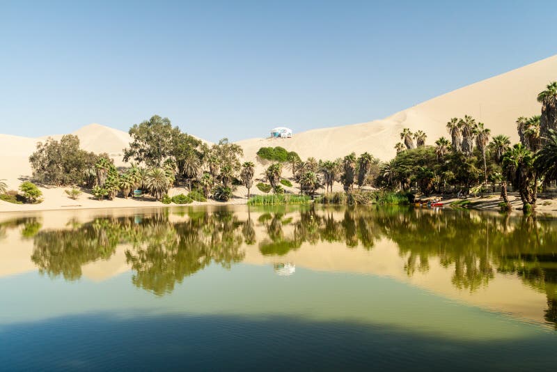 Oase in Der Huacachina-Wüste, Peru Stockbild - Bild von lagunen ...
