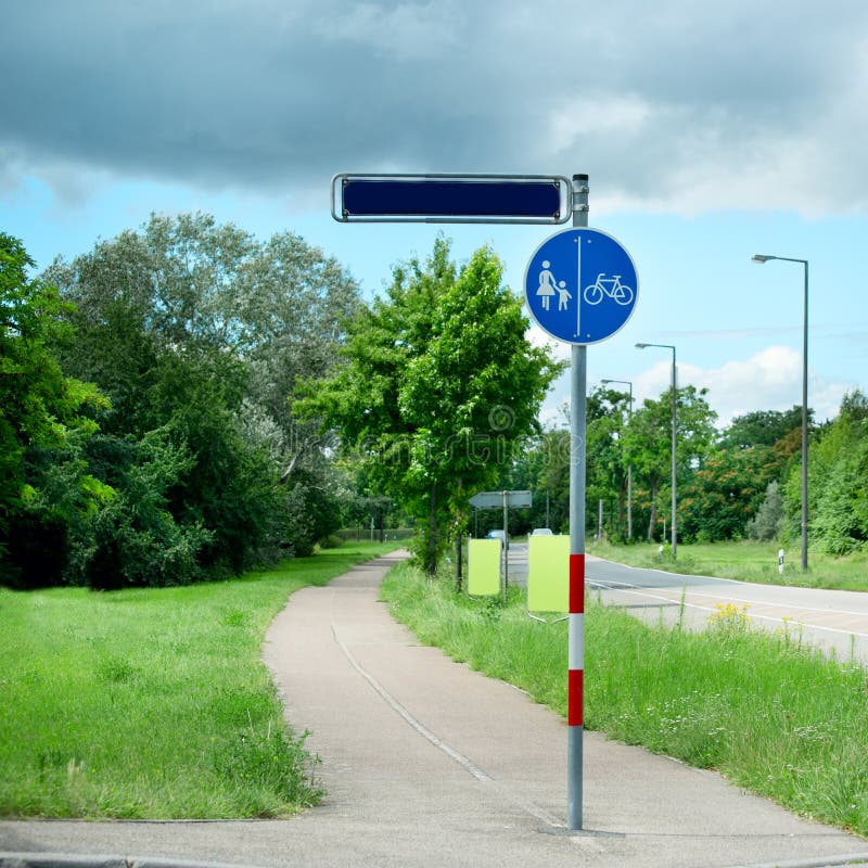 De Steile Helling Van Verkeersteken Stock Foto - Image of signaal, berg ...