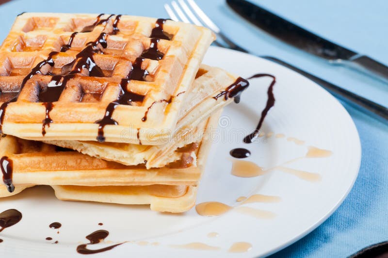 Wafel Met Een Motregen Van Chocolade En Karamelstroop Stock Foto ...