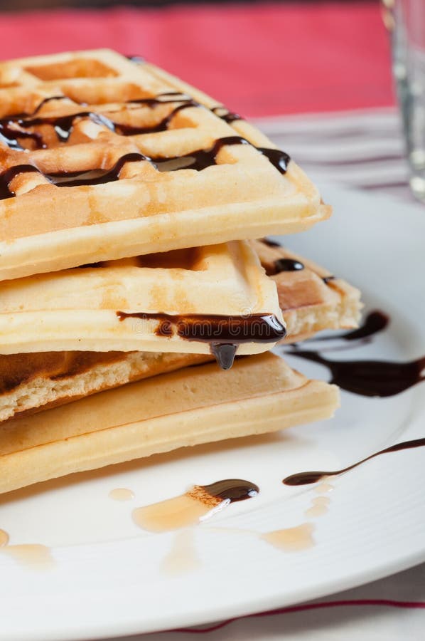 Wafel Met Een Motregen Van Chocolade En Karamelstroop Stock Afbeelding ...