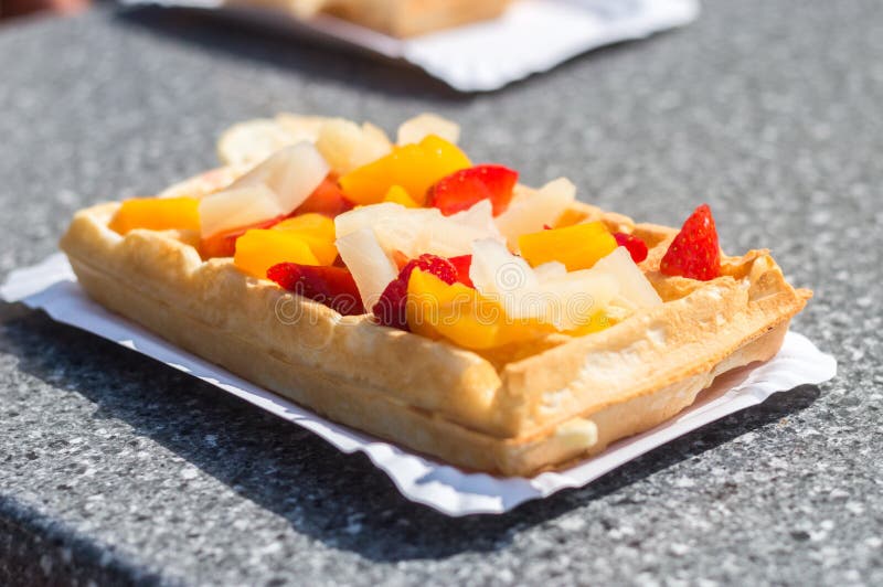Waffle Con Frutas En La Parte Superior Imagen de archivo - Imagen de ...