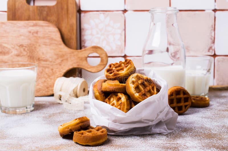 Waffles Belgas Redondos Tradicionais Foto de Stock - Imagem de fresco ...