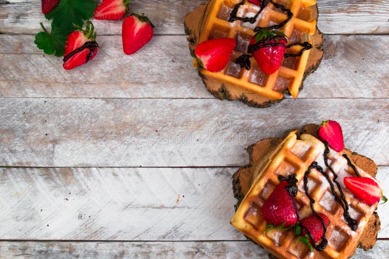 Bolo Com As Morangos Sobre O Branco Foto de Stock - Imagem de tiro ...