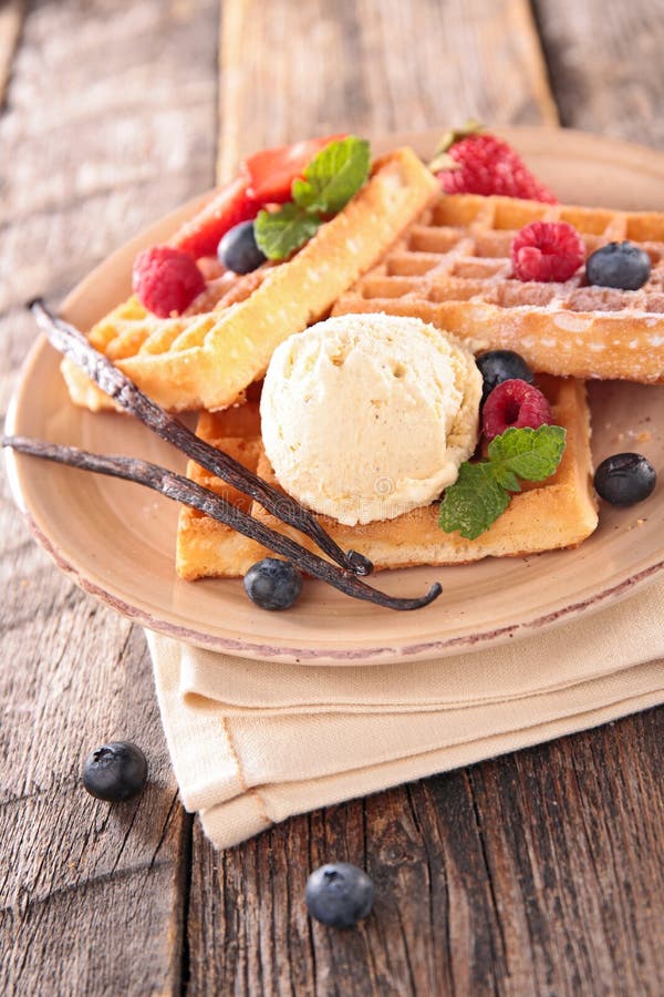 Wafle Con Helado De Vainilla Foto de archivo - Imagen de fruta, galleta ...