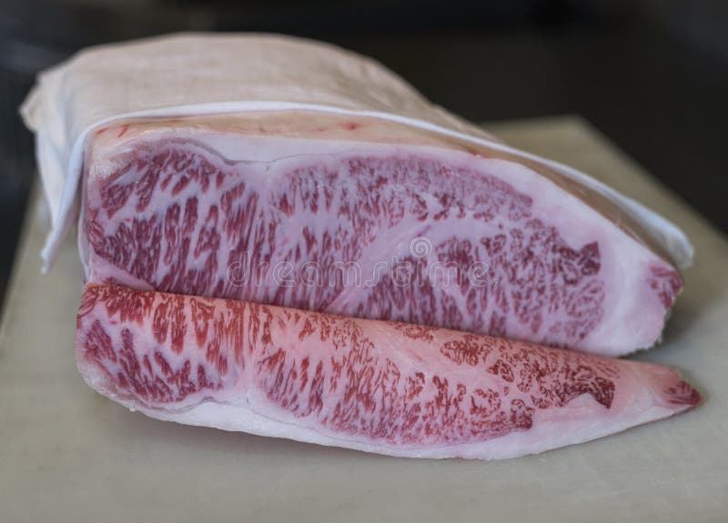 Wagyu Rindfleisch Aus Kastenholz Stockfoto - Bild von kasten ...