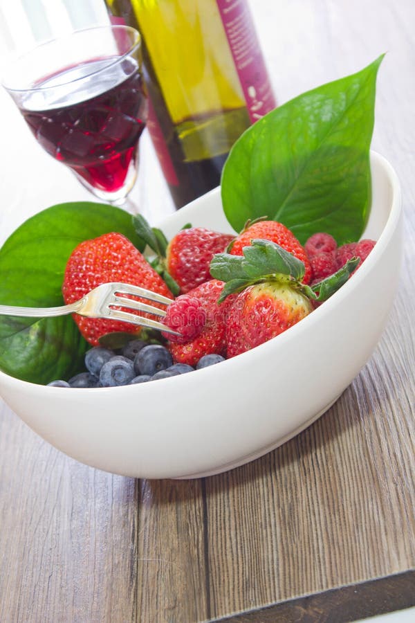 Waldfrucht stockbild. Bild von blaubeere, moosbeere, bunt - 33655169