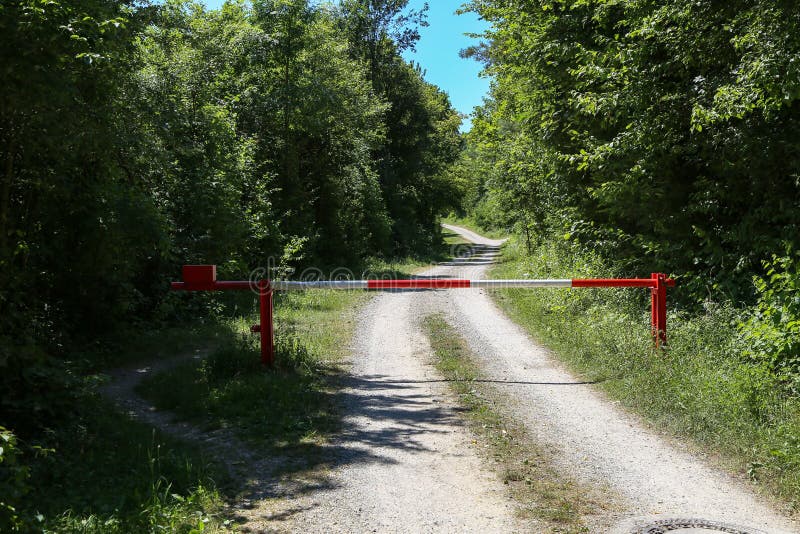 Sperre am Waldweg stockbild. Bild von rustic, landwirtschaftlich - 13926713