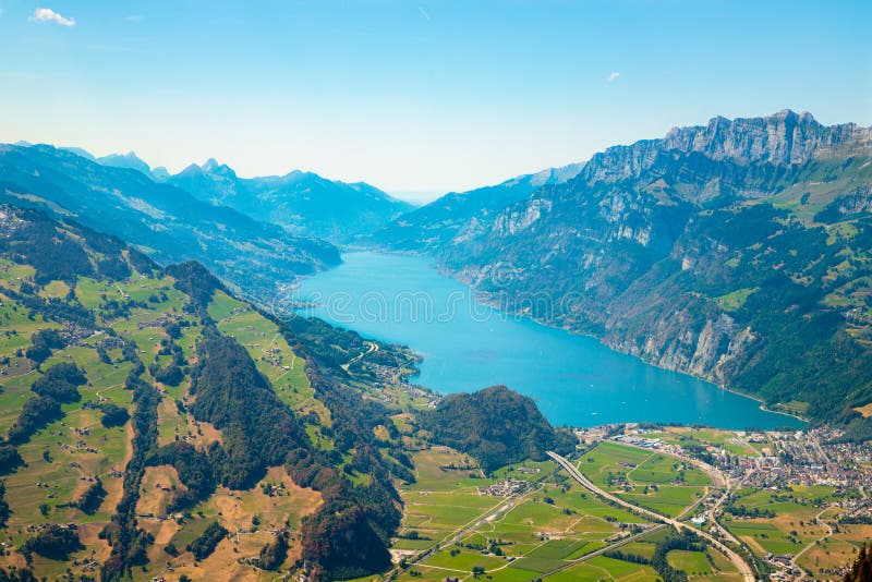 Walenstadt y Walensee foto de archivo. Imagen de suiza - 127283210
