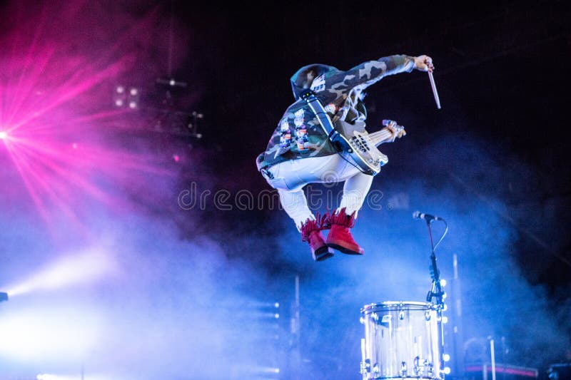 Walk the Moon in Concert at the Coral Sky Ampitheatre Editorial Photo ...