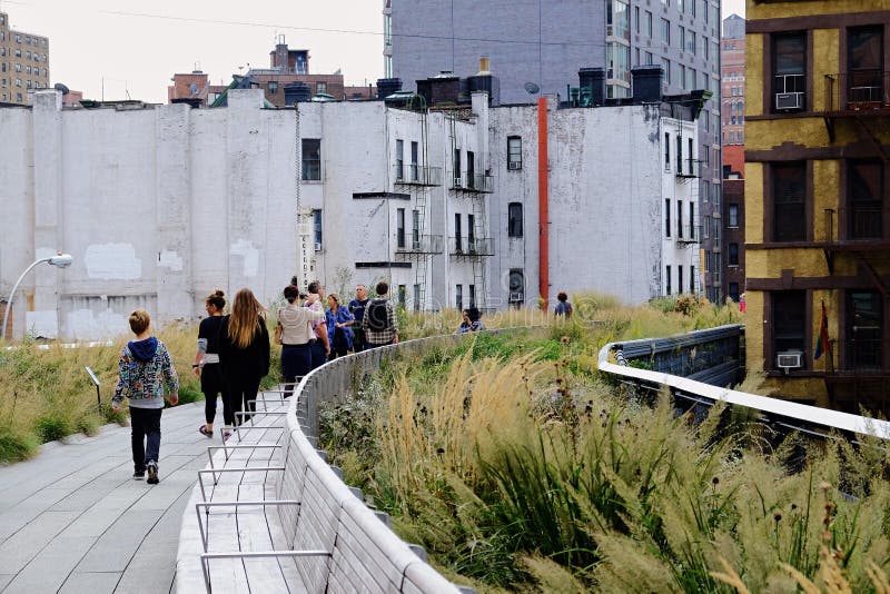 Walking the High Line in Manhattan Editorial Stock Image - Image of ...